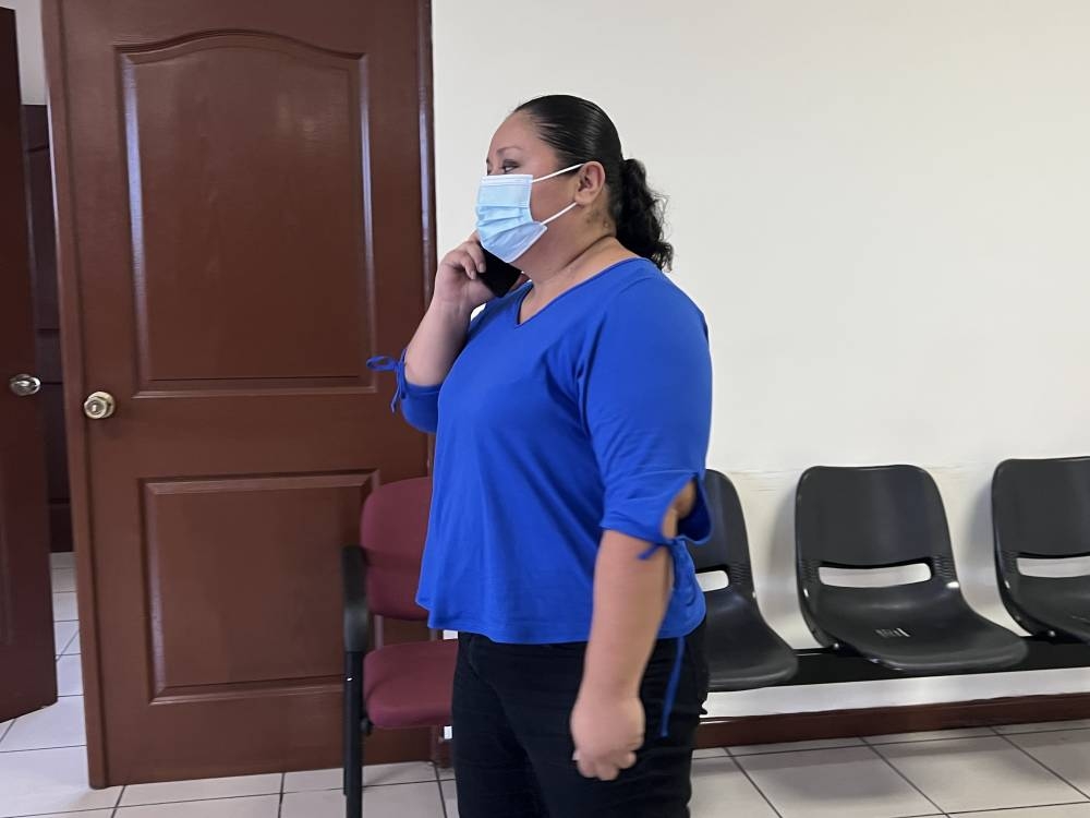 Absuelven a mujer acusada de hurtar $179,000 a anciano