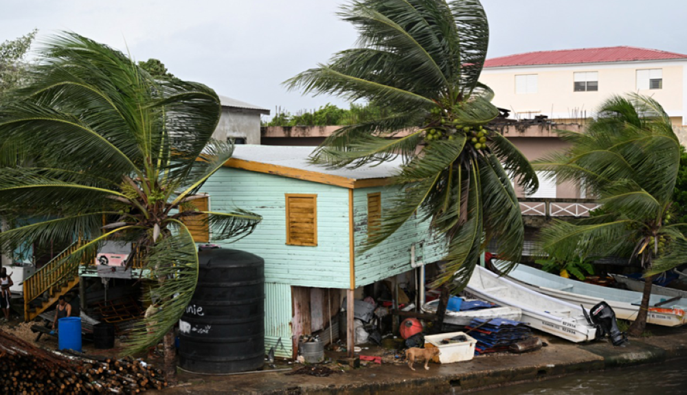Huracán Lisa toca tierra en Belice y traza su trayectoria al Golfo de México