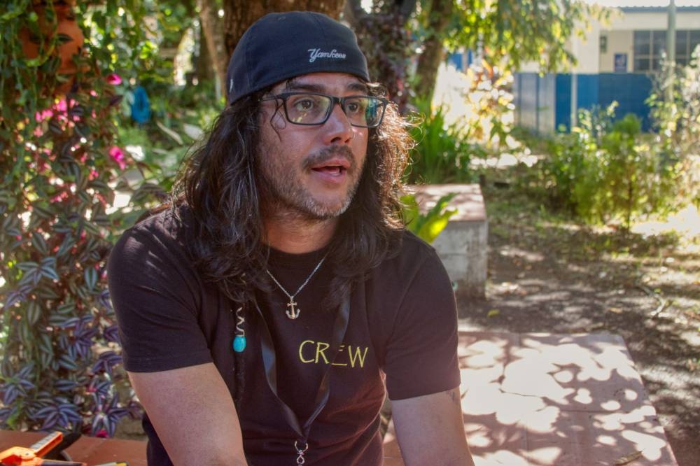 Kristopher Torrealba del equipo de producción de "Luciérnagas en El ...