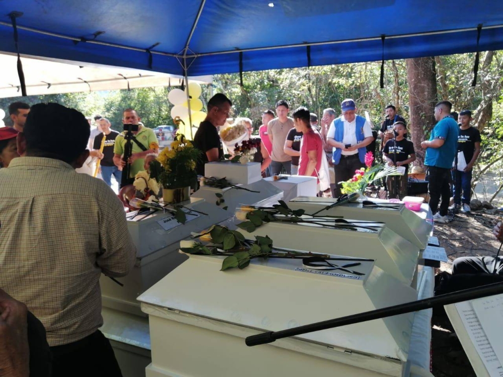 Entregan 10 osamentas de víctimas de la masacre El Mozote