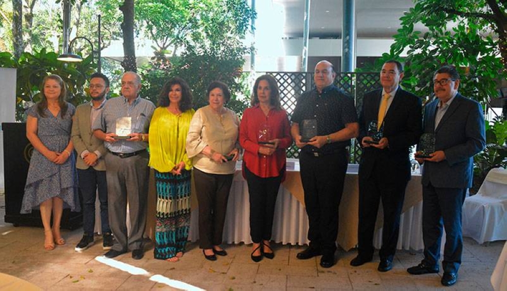 Fusate reconoce a salvadoreños que apoyan a los adultos mayores