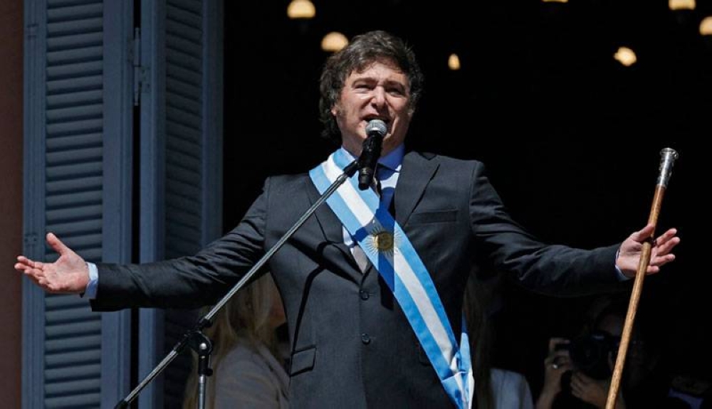 Milei promete un “shock” económico al asumir la presidencia de Argentina