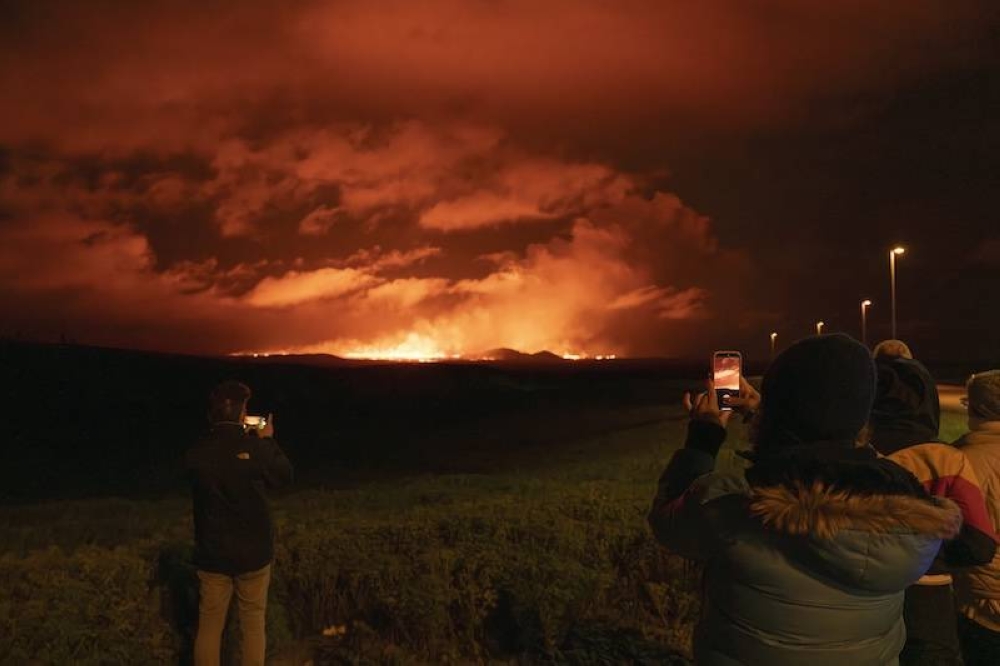 Espectáculo de ríos de lava por erupción volcánica en Islandia
