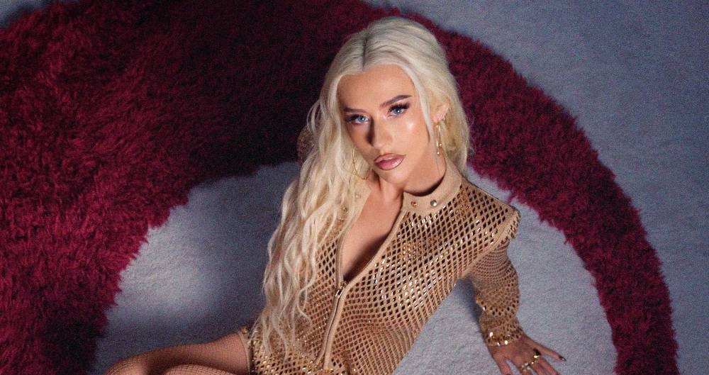 Christina Aguilera celebra 25 años de su disco debut, con Sabrina Carpenter