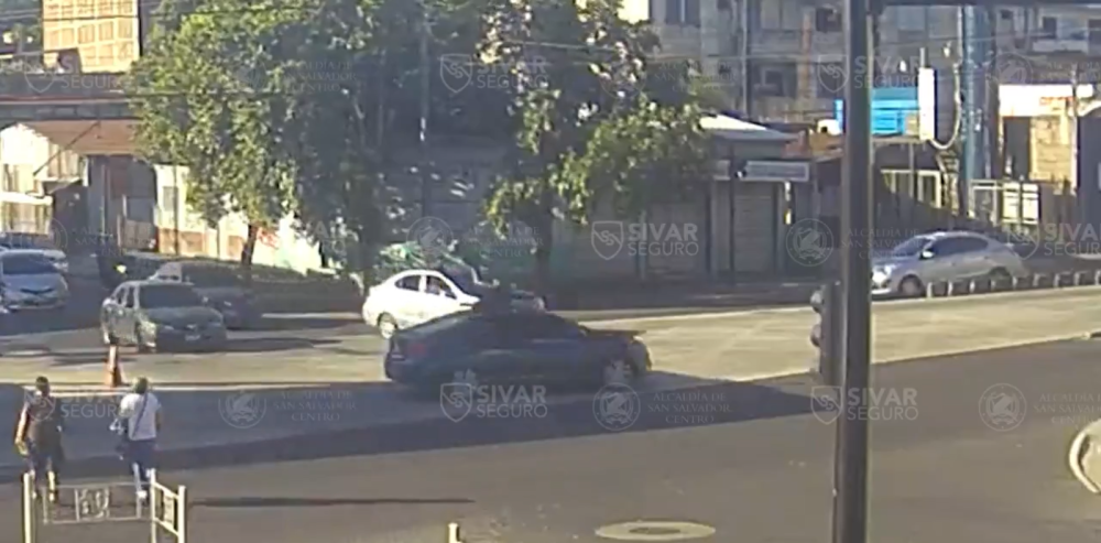 Video: Cámaras de Sivar Seguro captan aparatoso accidente entre vehículo y motocicleta en la ...