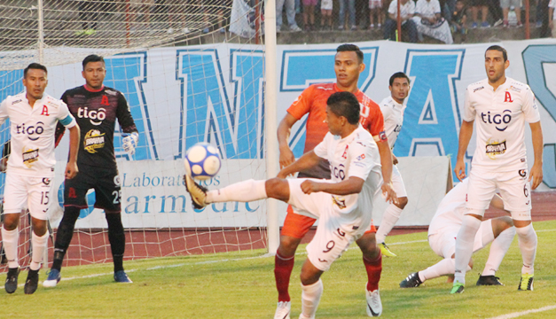 Derbi con polémica en el Universitario - Diario El Mundo