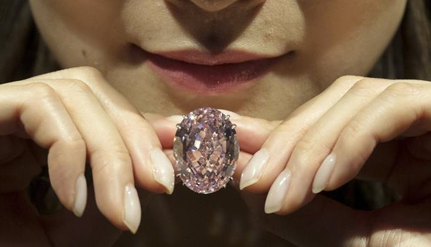 Diamante "Estrella Rosa" se convierte en la joya más cara en una subasta