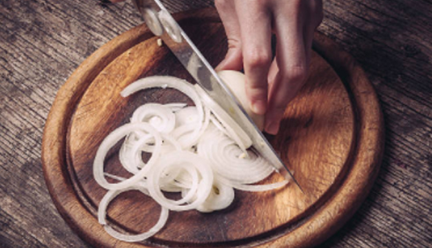 Esta es la manera correcta de pelar una cebolla para no llorar