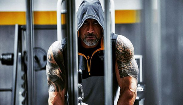 "La Roca" deja ver su lado más tierno, tras nacimiento de tercera hija