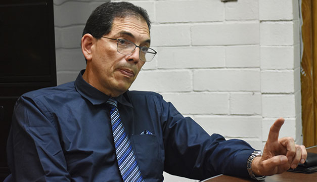 Médicos salvadoreños graduados fuera no tienen privilegios