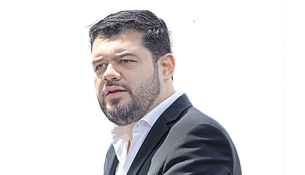 Polémica entre ministro y líder de movimiento policial