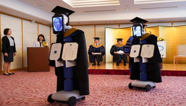 Estudiantes japoneses se gradúan utilizando robots