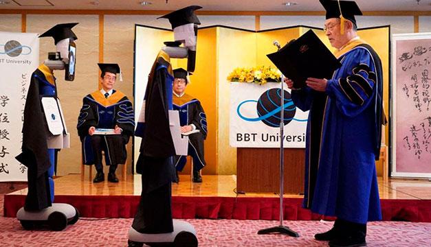 Estudiantes japoneses se gradúan utilizando robots