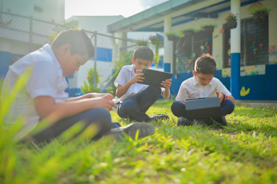 Ministra de Educación dice que más de 400,000 tabletas y computadoras ...