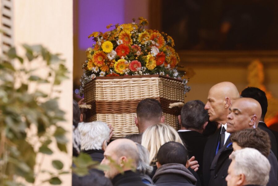 Brigitte Bardot es sepultada en una canasta de flores junto a sus ...